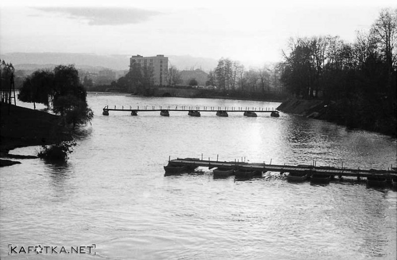 Pontonski most sredinom 1960.-tih (u prvom planu vojni, pontonski most ...