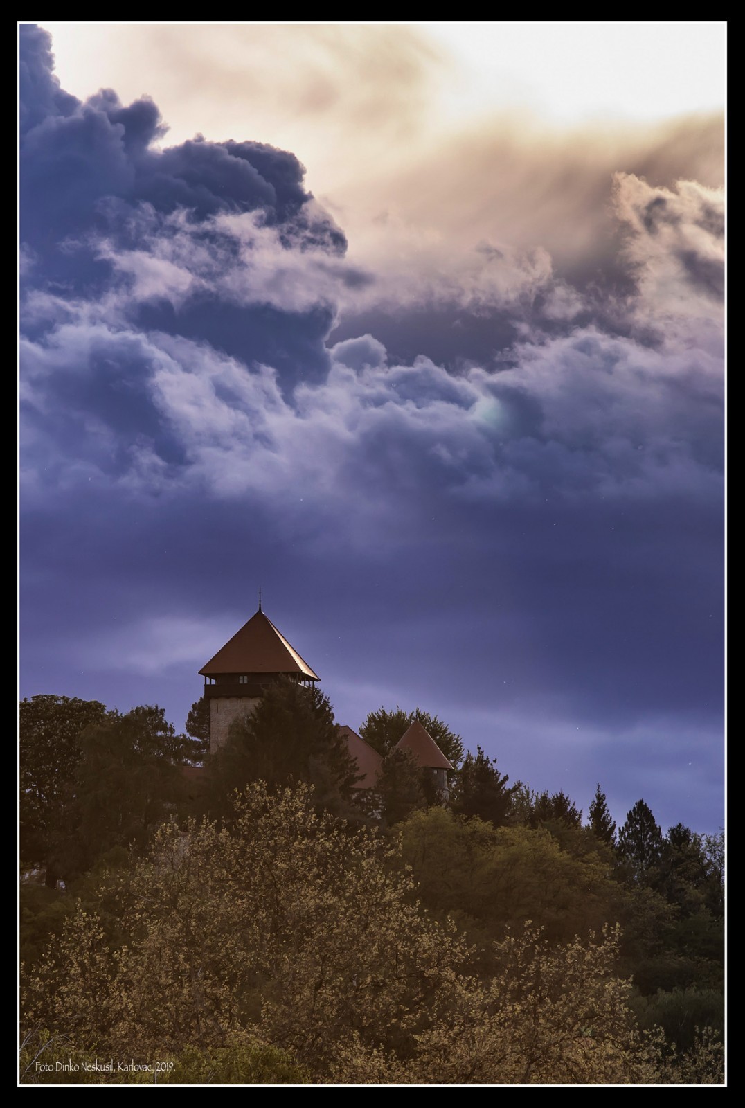 Stari grad Dubovac u oblacima | KAfotka